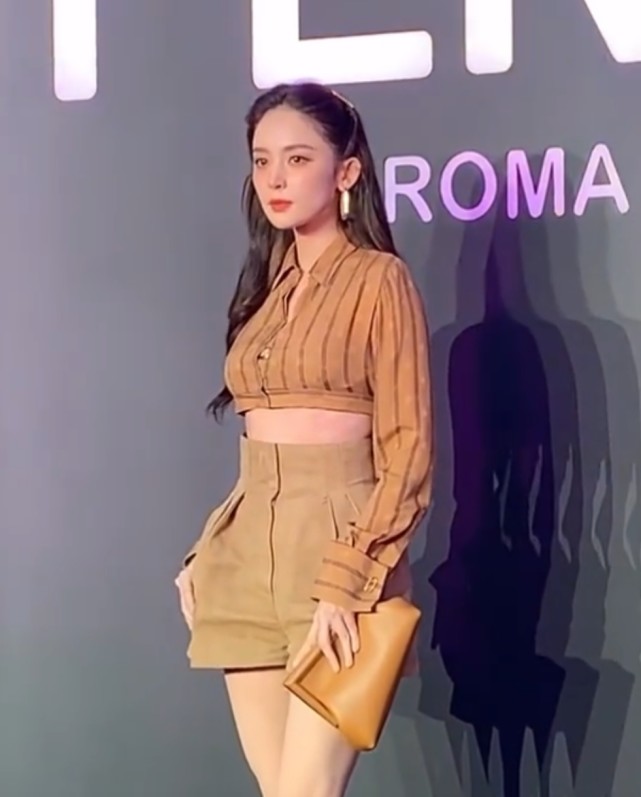 Nazha attended 2 events, wearing a princess dress and boldly revealing ...