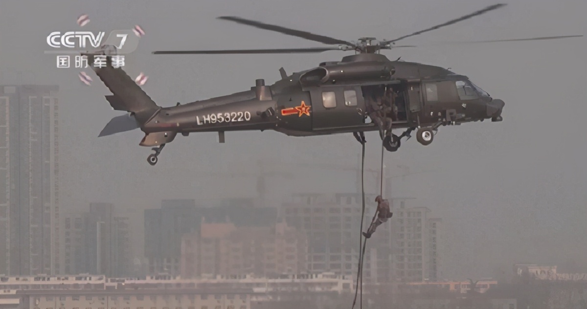 The Z-20 shipborne anti-submarine helicopter mounted weapon training ...