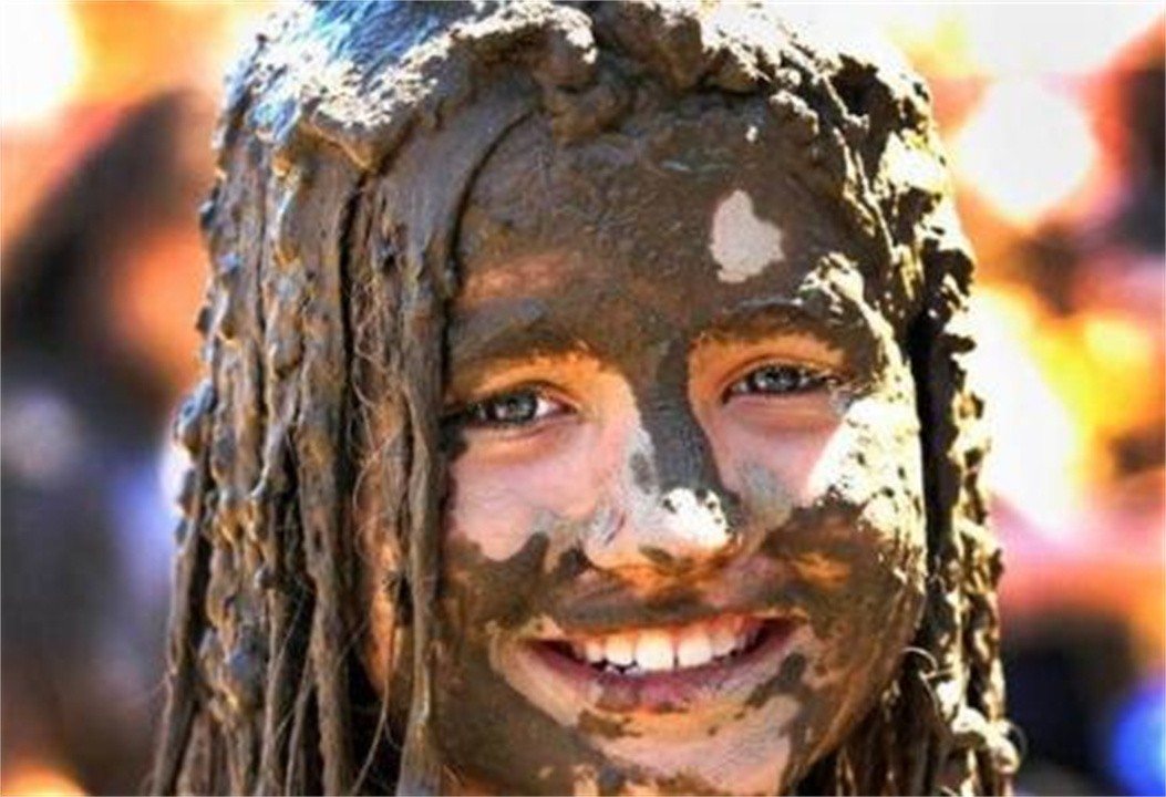 Throwing cow dung at each other at the wonderful Indian “dung-splashing ...