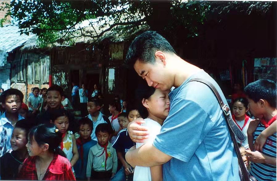 Cong Fei: For 11 years of good deeds, he donated 183 out-of-school ...