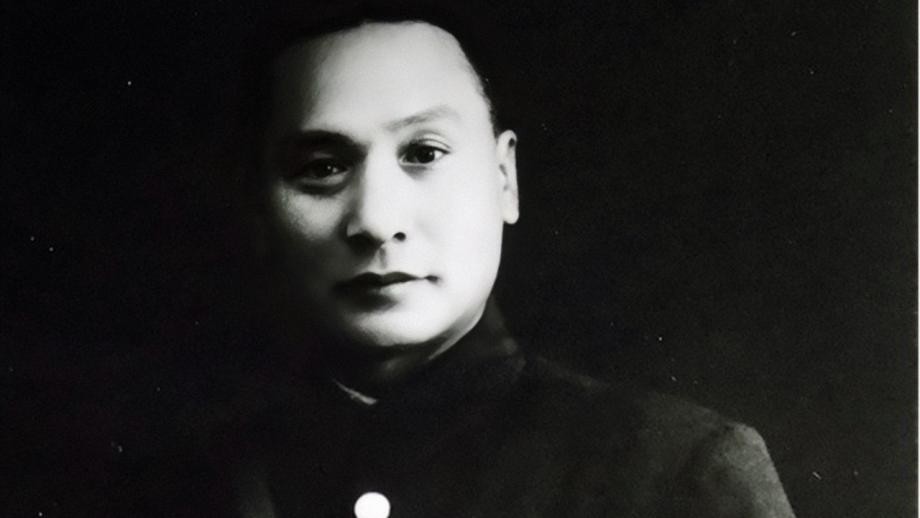 Shen Zui had just signed the uprising, and was immediately held back by ...