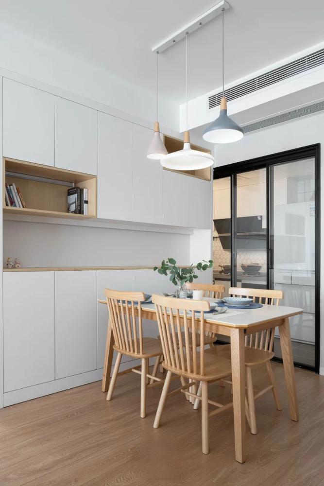 A small couple of 78 square meters installed 3 rooms and 2 halls, the ...