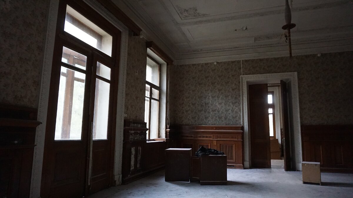 Abandoned Stalin Villa: The swimming pool must be sea water, almost ...