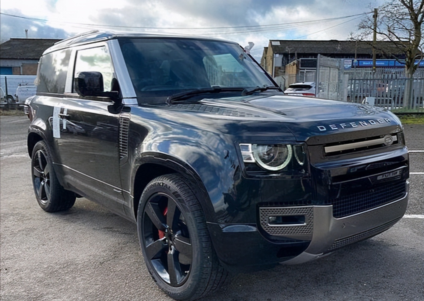 Two-door Land Rover Defender: exactly like the enlarged version of ...
