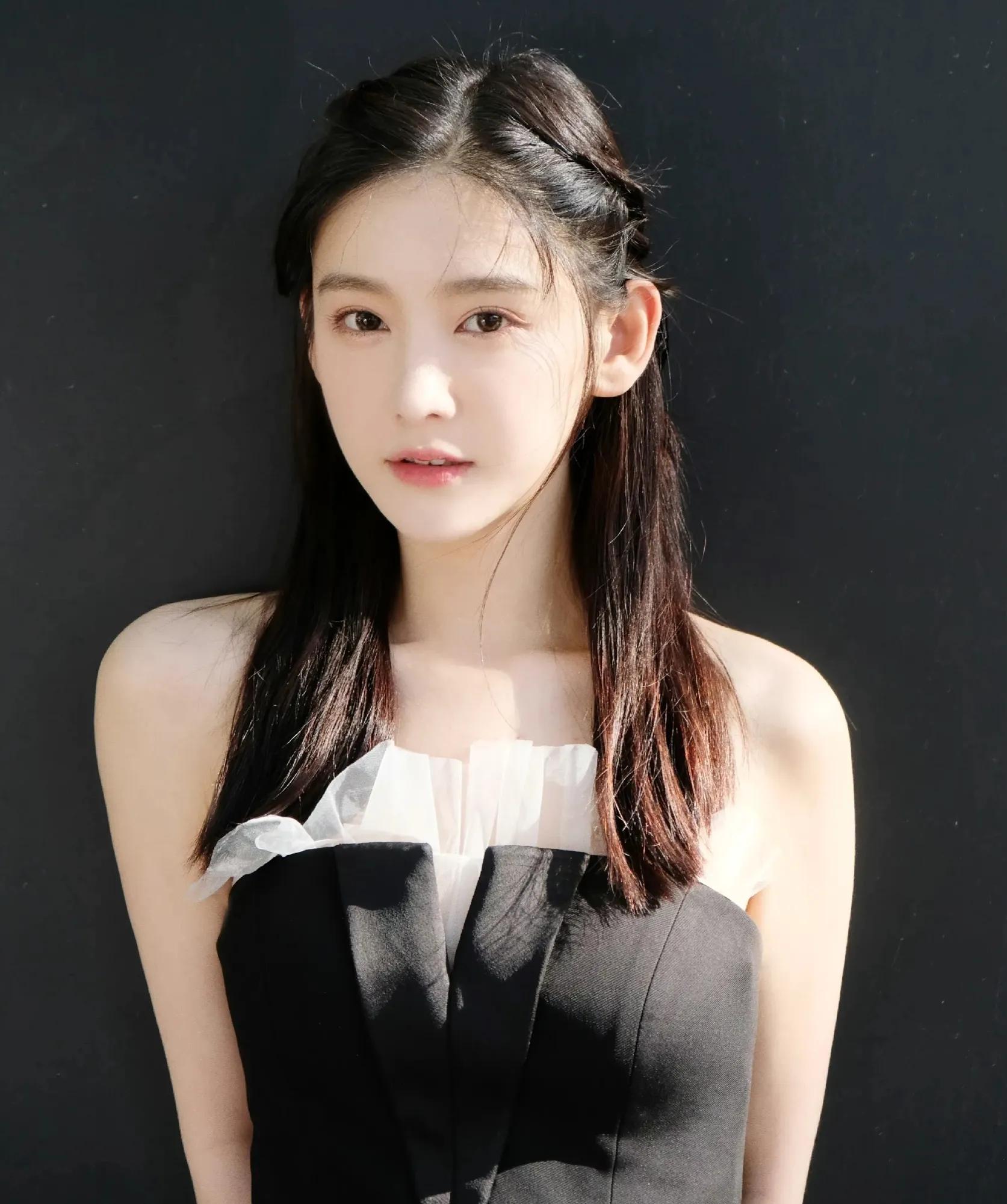 Gentle, charming, confident, free and easy Li Muchen - iNEWS