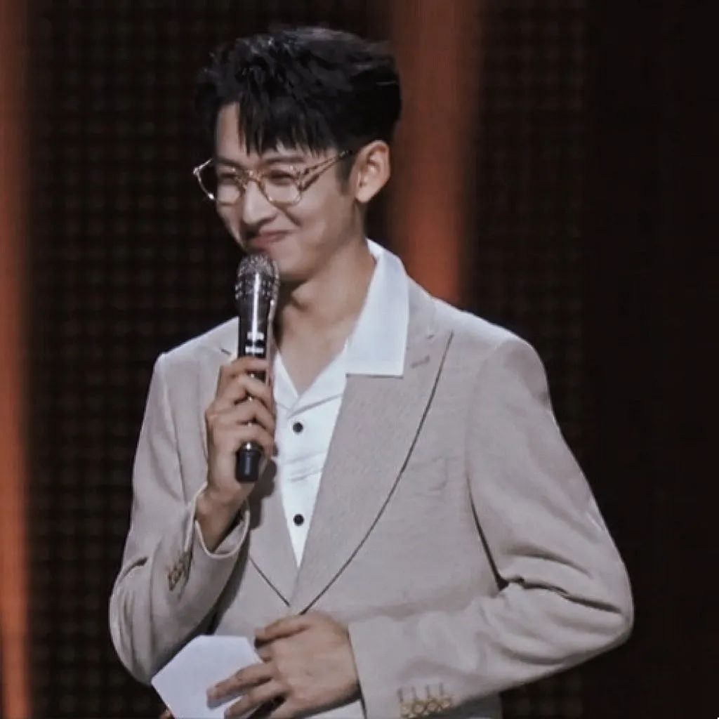 What is the background of Qi Sijun, the host of "Big Brother Overcoming ...
