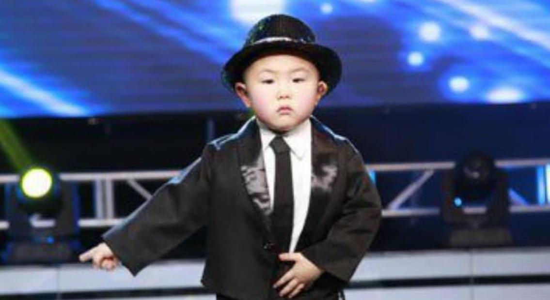 3 years old became popular 5 years old boarded the Spring Festival Gala!Squeezed by his parents ...