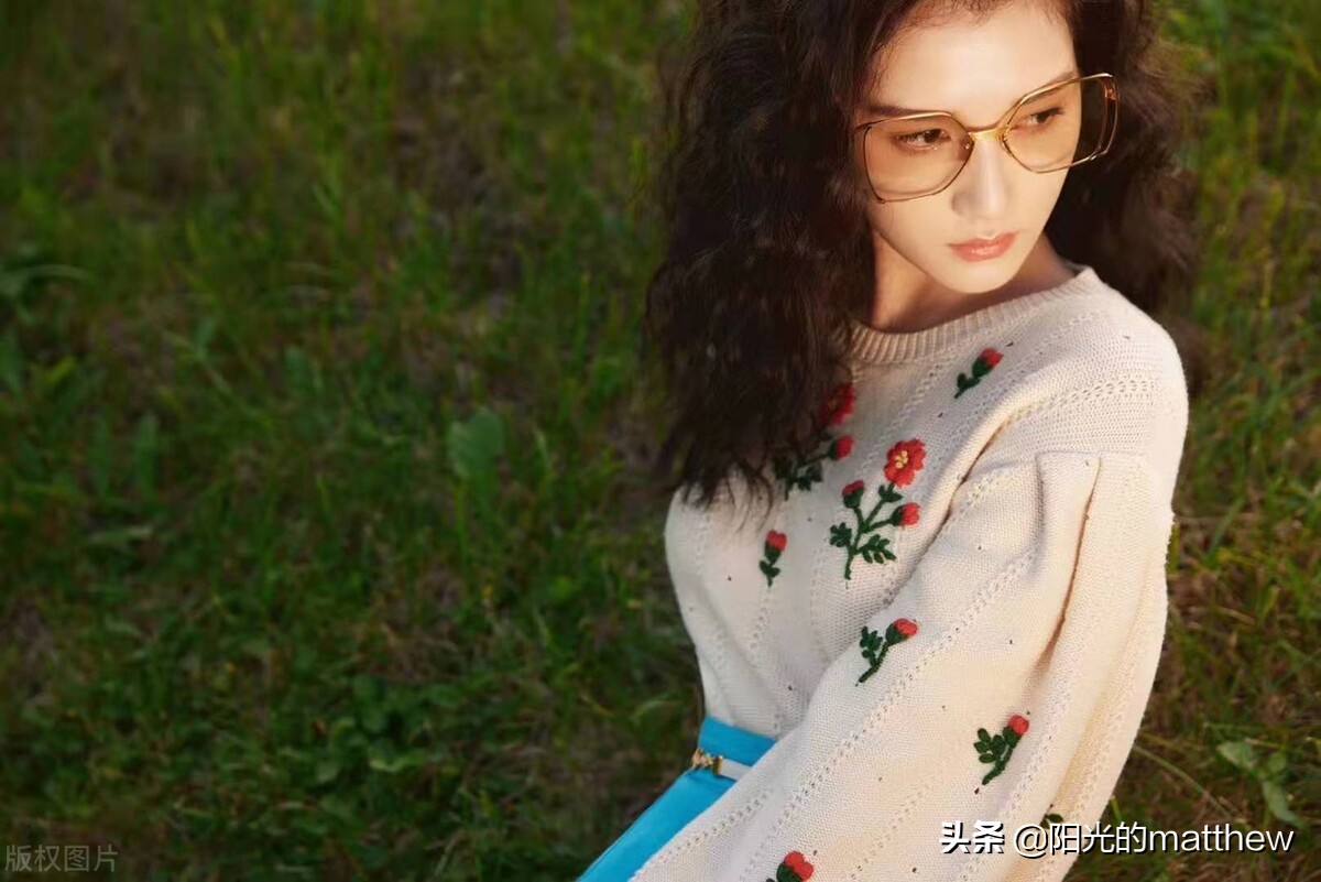 Ruan Ju wears an embroidered sweater with a big wavy hairstyle, a ...