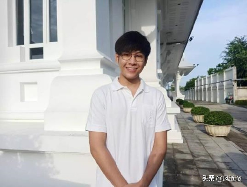 Thai popular star Singto becomes a monk and prays for his deceased ...