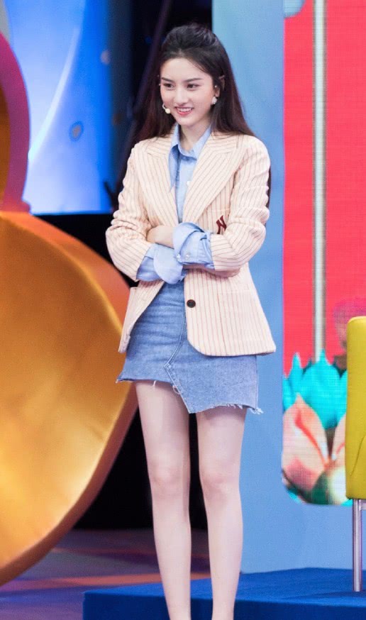 Song Zuer began to take the mature route, "black stockings" with red ...