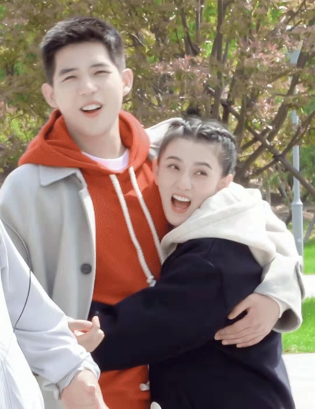 Song Zuer Wang Anyu is so sweet!She is making fun of him and laughing ...