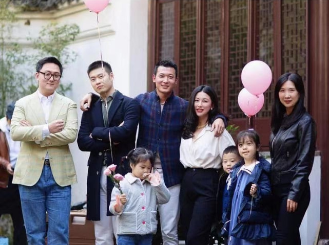Zhu Zhu's husband took the first photo of a family of three, and Wang ...