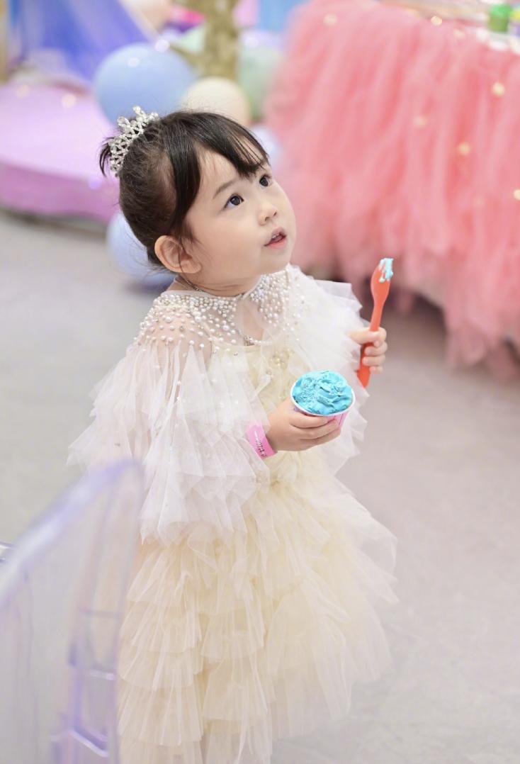 Yan Yikuan celebrated her daughter's birthday. Du Ruoxi had a ...