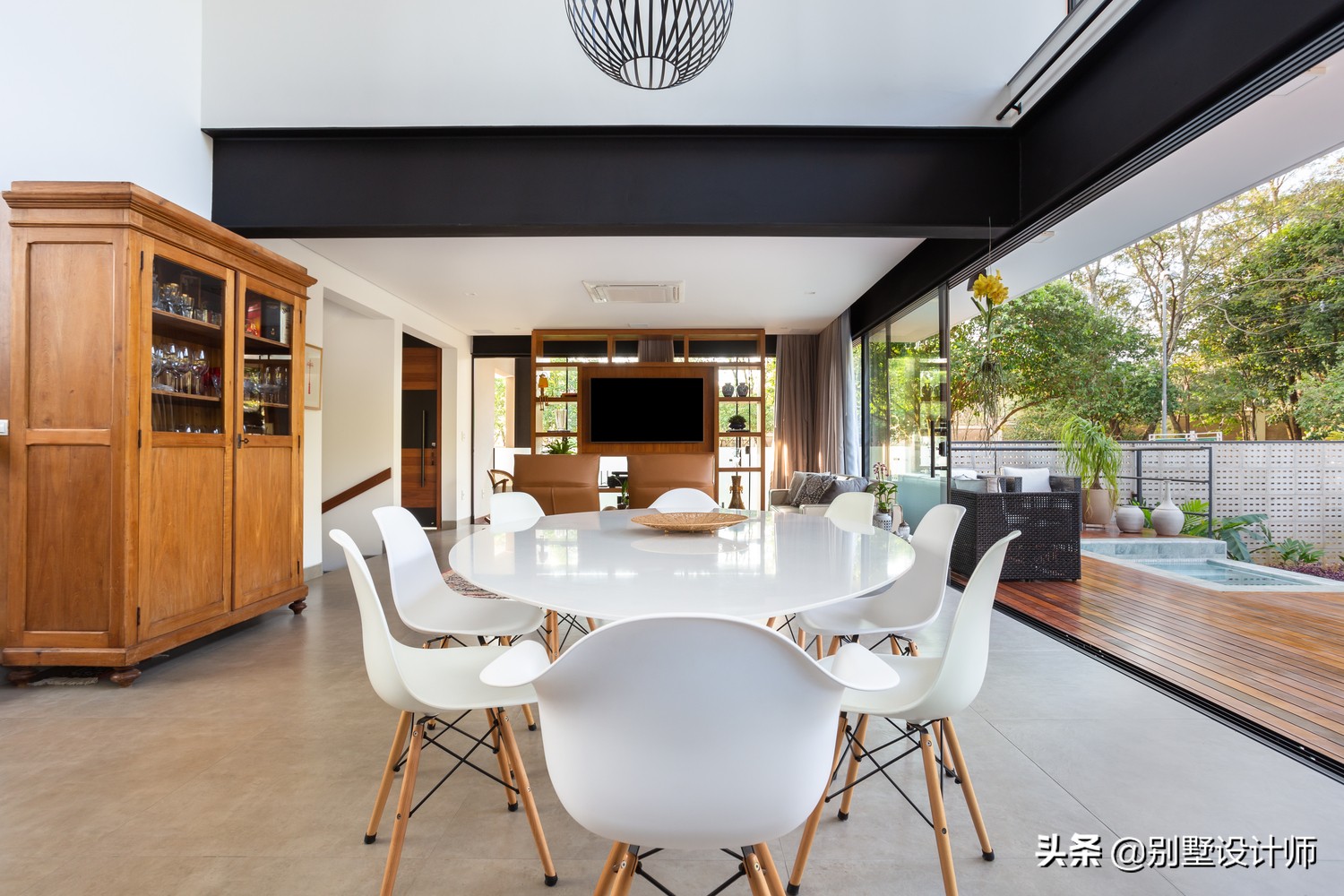 Cascading spaces, rich layers, simple and transparent blocks, only a ...