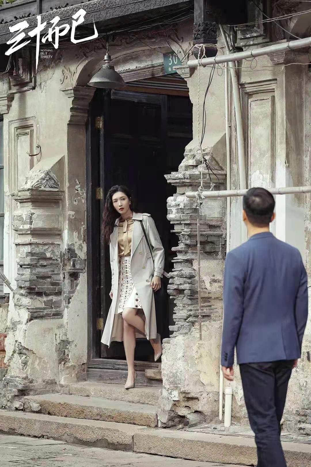 Jiang Shu Ying painted red lips to play a beautiful ladie, and Peng Hai ...