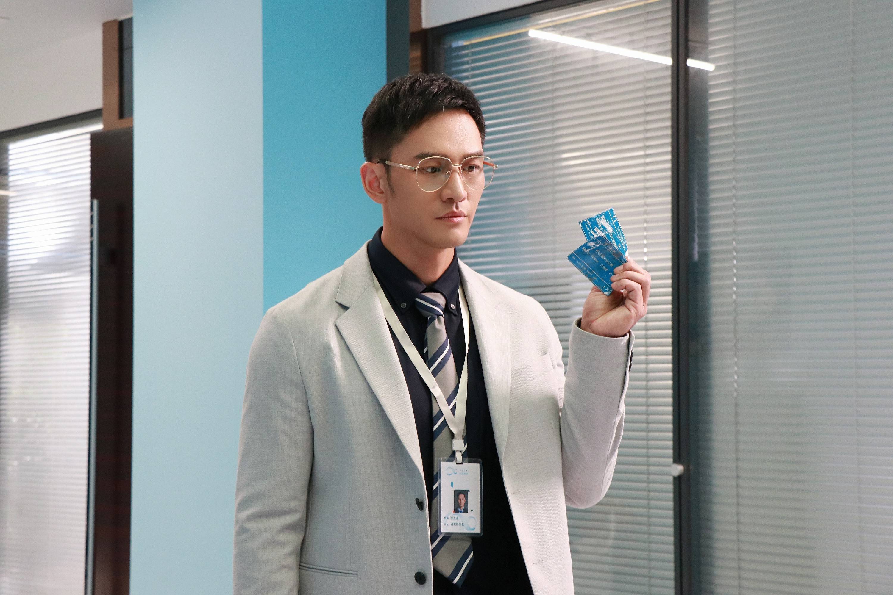 Gu Youming in the kiss scene, relying on abdominal muscles to support ...