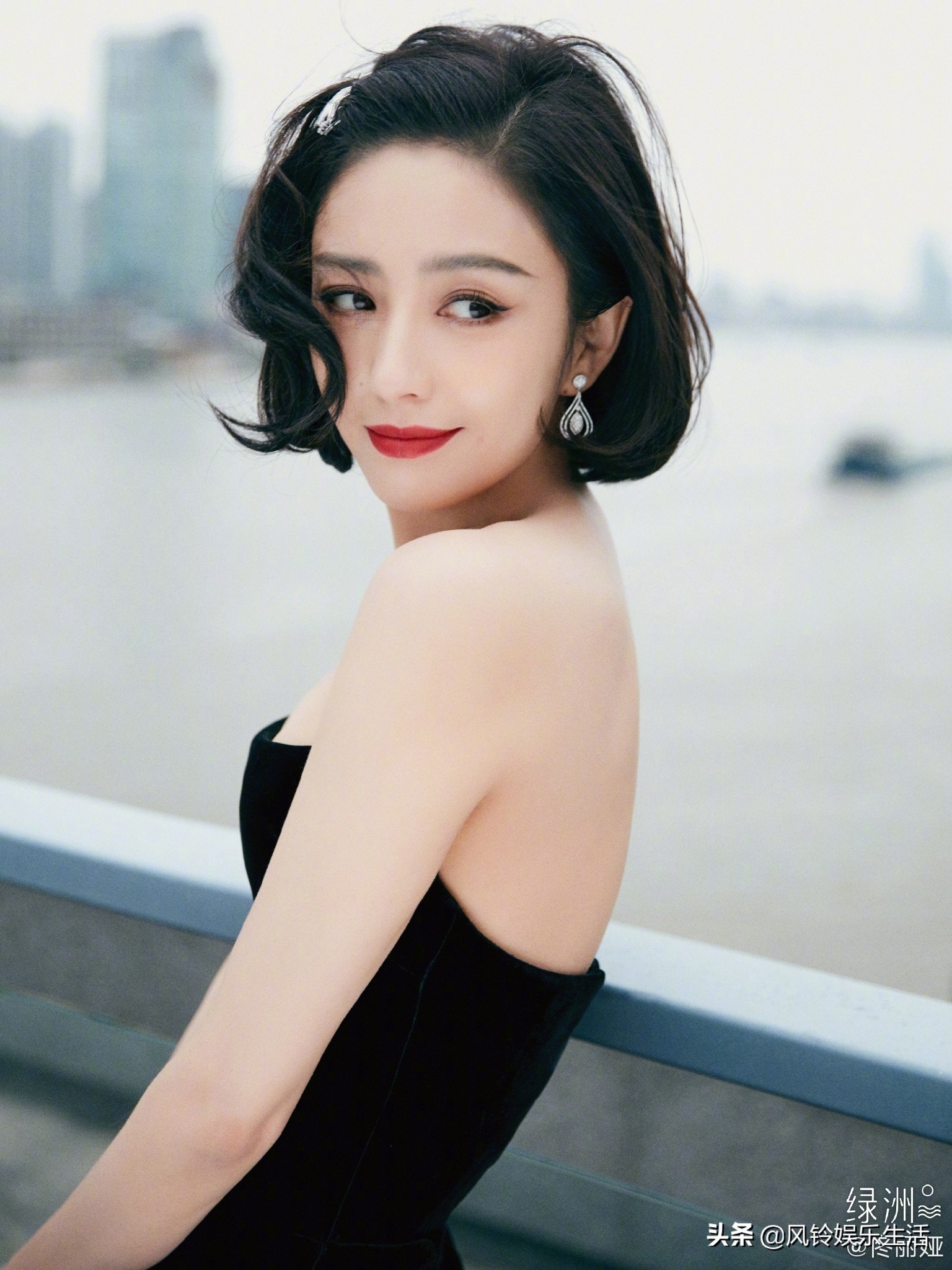 Tong Liya black tube top dress, charming and sexy into a big seaside movie - iNEWS