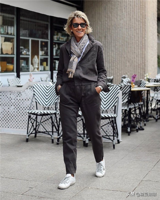 An elderly and very elegant woman, I only serve this old French lady ...