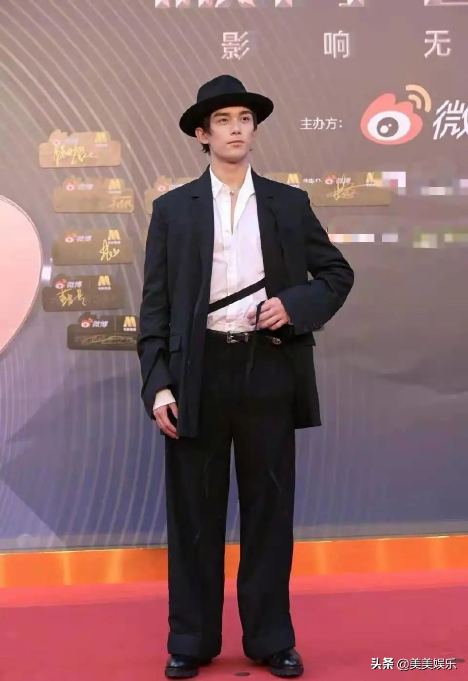 Movie Night Red Carpet: Zhou Ye, Liu Haocun and other little flowers are beautiful in the sky ...