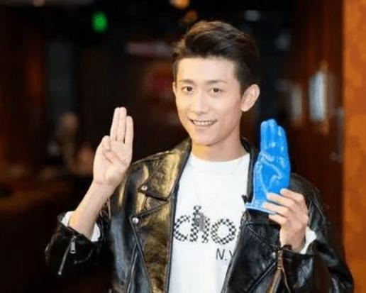 Zhang Shan could not be supported, and Liu Ye could not take him. "The ...