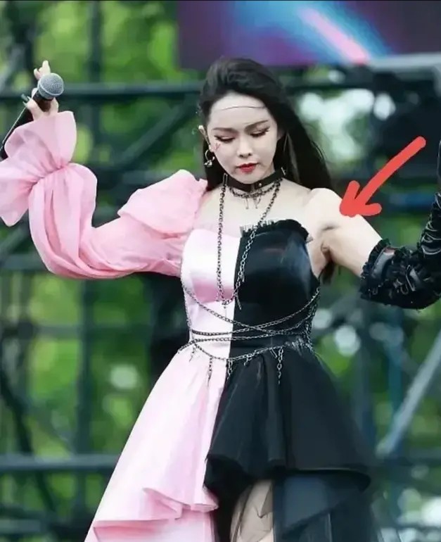 Yi Nengjing expressed dissatisfaction and showed her arm and waist ...