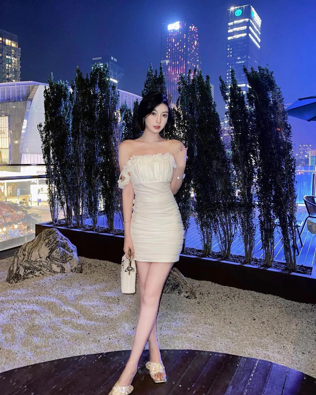 Beautiful Model Little Pumpkin, Rong Yao Qiuju, Huamao Chunsong - iNEWS