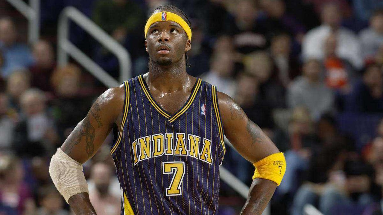 A tragic fight in NBA history, 4.99 million + 118 games suspended ...