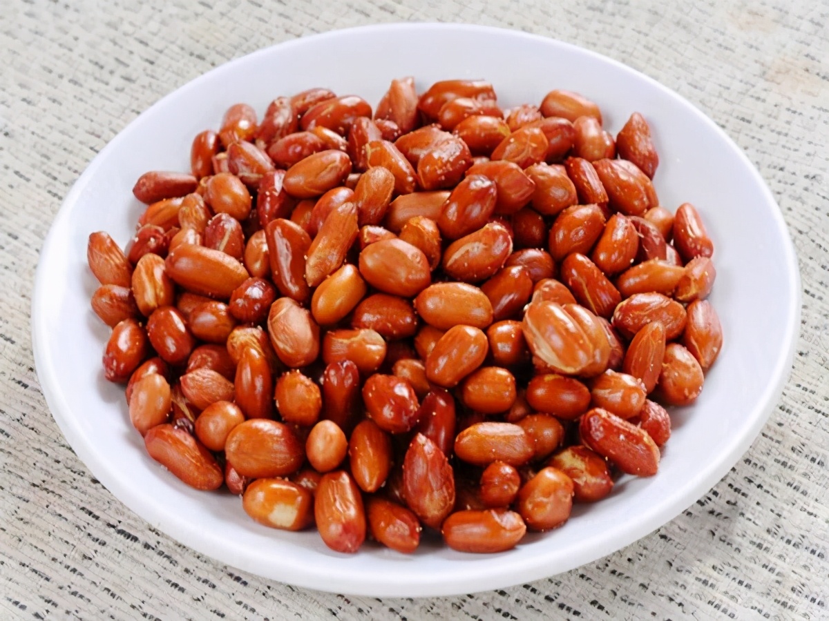 What is the difference between red and white peanuts?Which has high ...