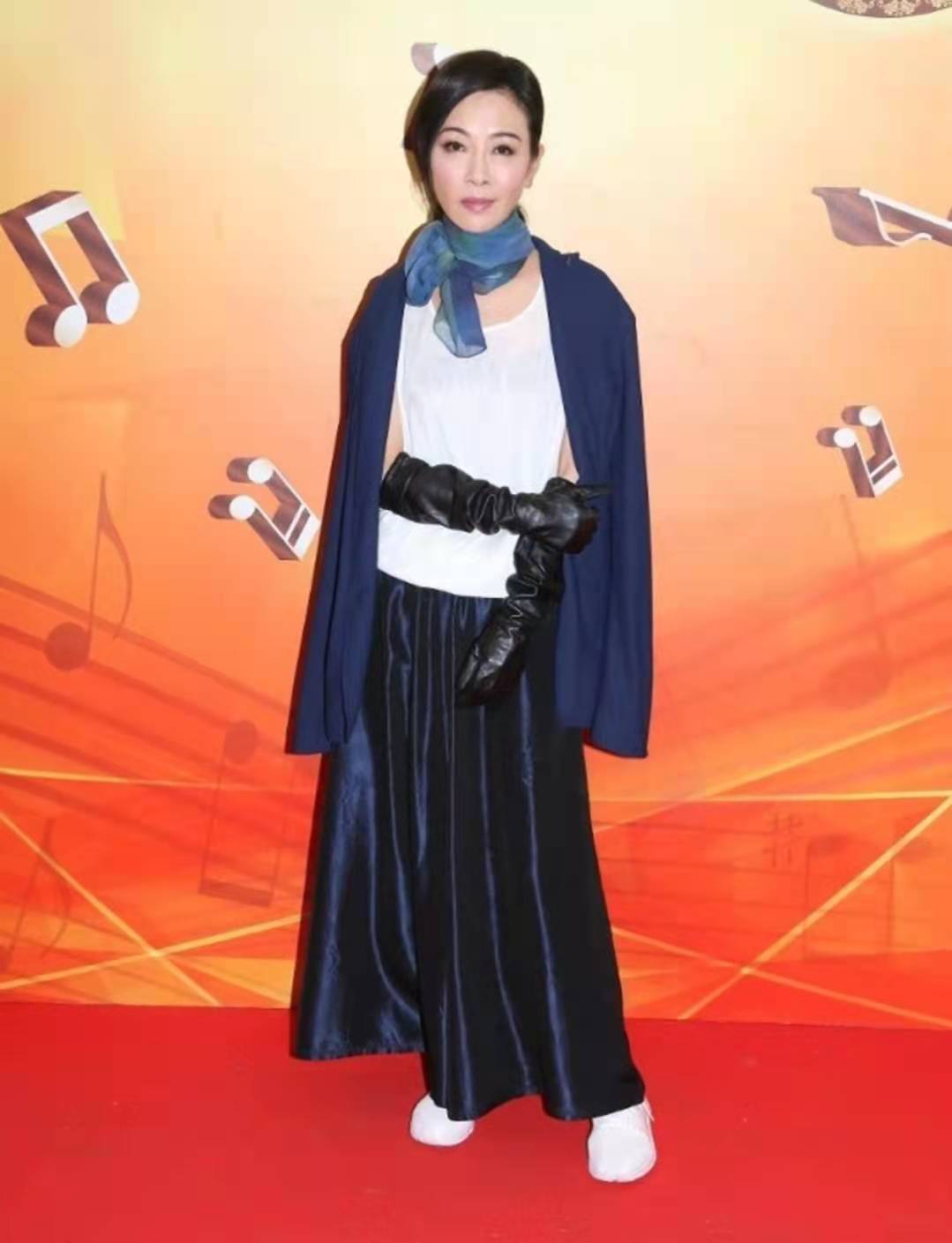 Recent exposure!Hong Kong actress Yuan Jieying wore a windbreaker on a ...
