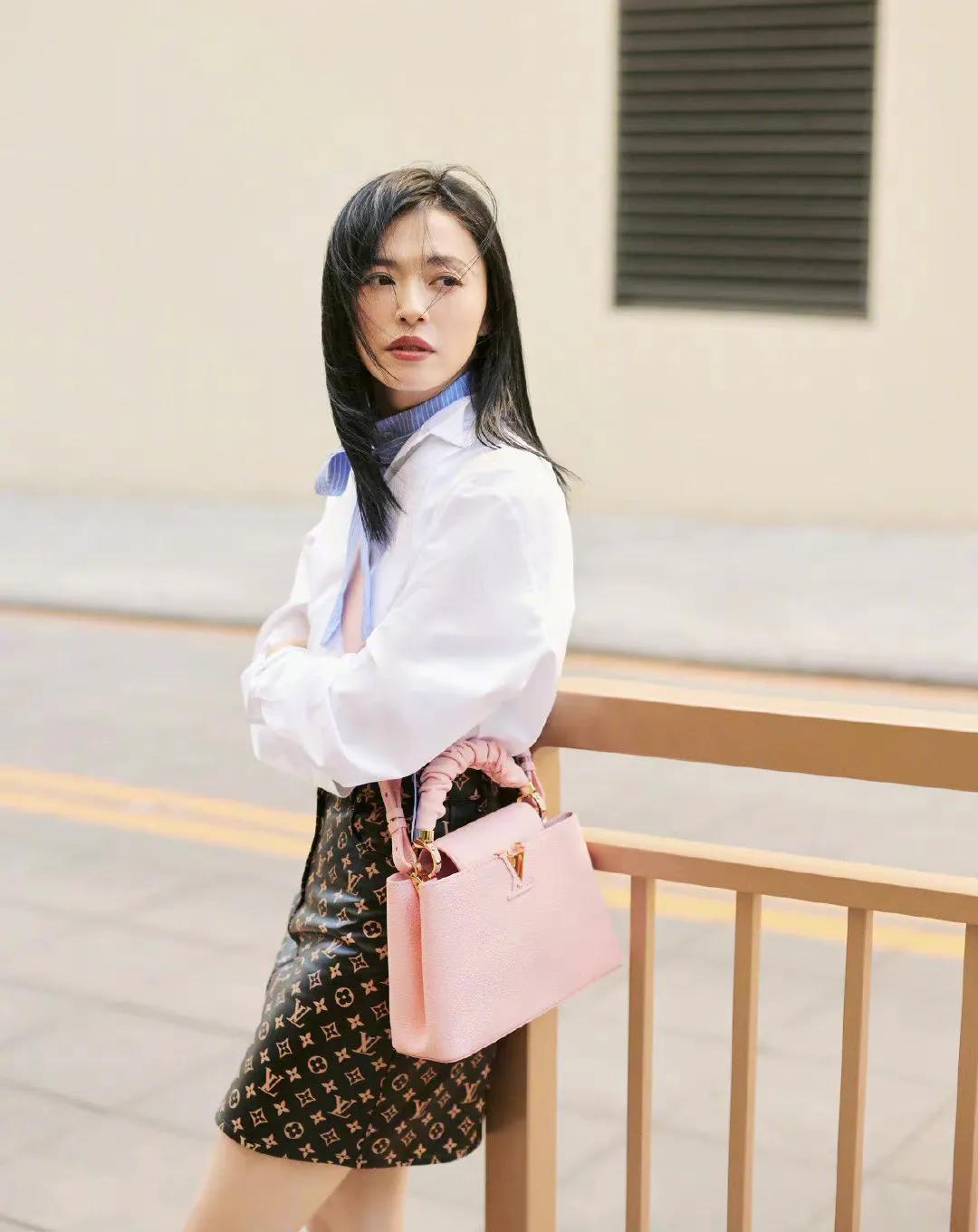 Jin Chen Yao Chen Zhong Chuxi demonstrates how to wear LV Capucines ...