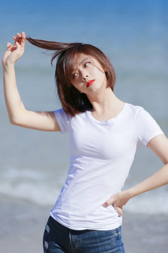 Tan Songyun turns into a sexy goddess, with beautiful shoulders and ...