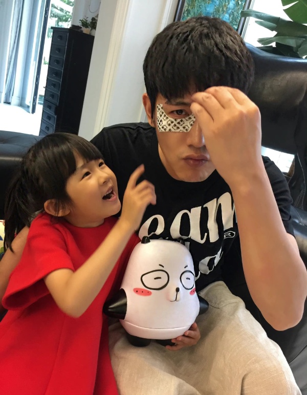 Lu Yi took photos to celebrate the birthday of her 13-year-old daughter ...