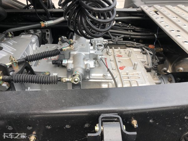 Equipped with Deutz engine, wide-body flat-floor cab, real shot of ...