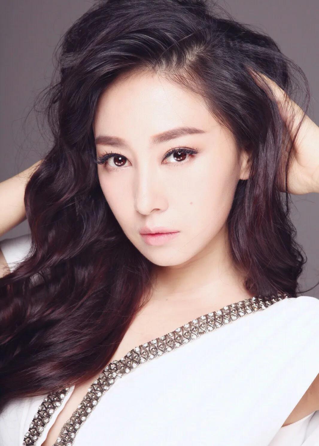 Beauty star Jia Xiaochen - iNEWS