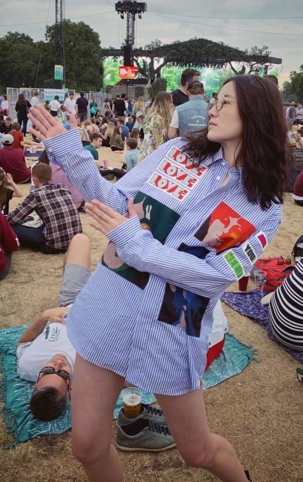 Song Jia was posed for a group photo by netizens. The real person has ...