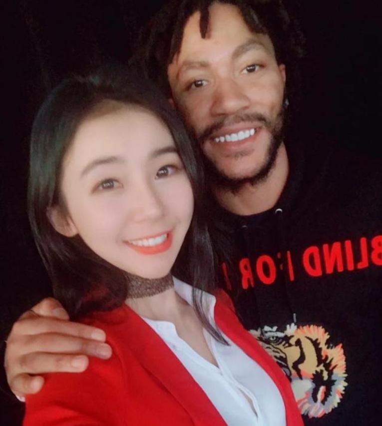 China's most beautiful female basketball anchor Zhang Manyuan, driving ...