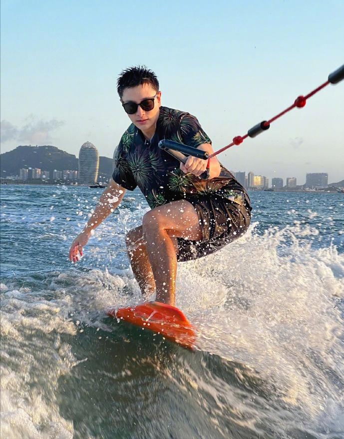 Single Jia Nailiang takes a close-up photo generously, full of joy that ...