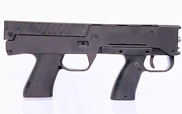 Shoulder-mounted rifle, double magazine submachine gun, a rare weapon ...