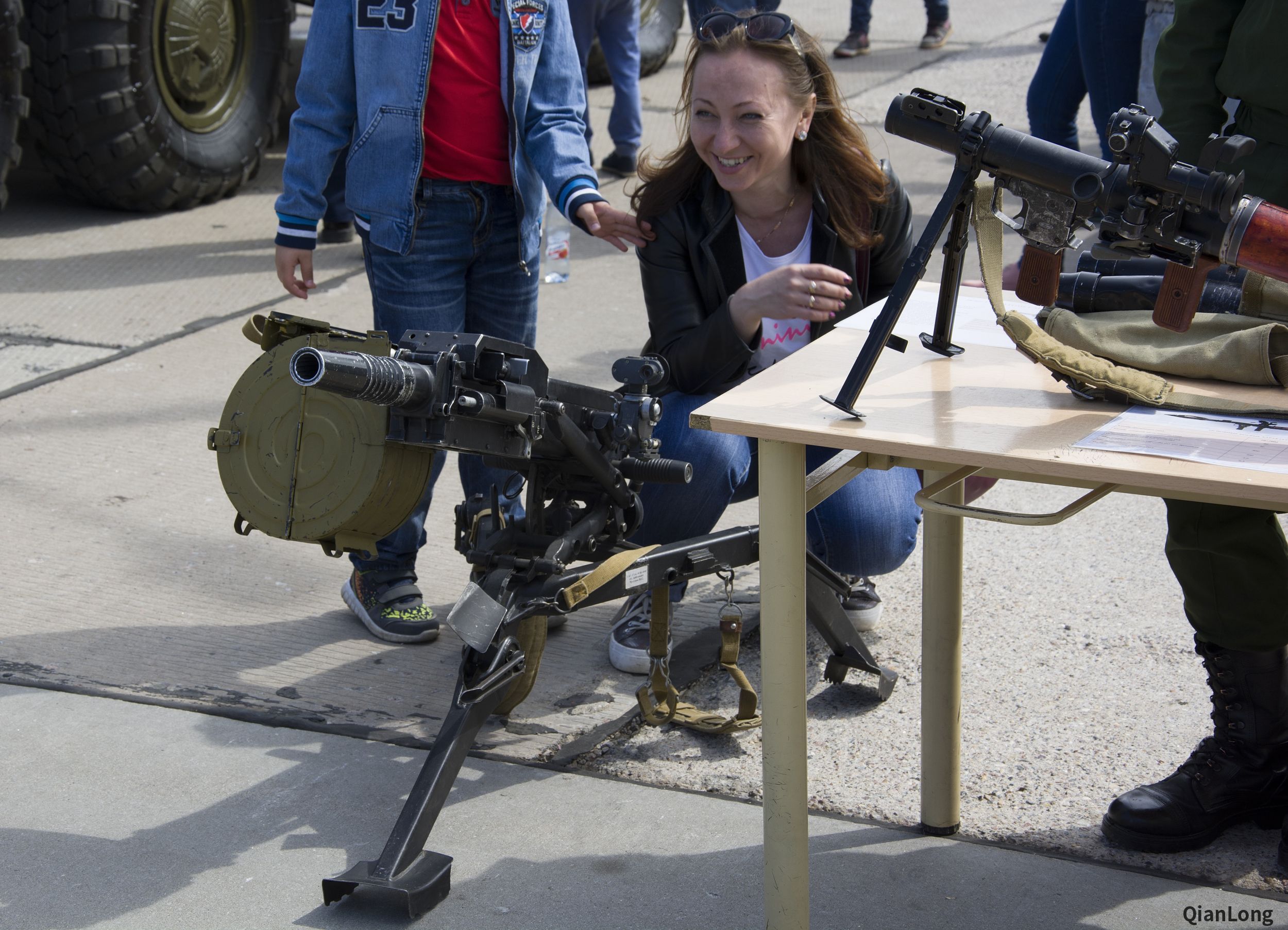 A weapon comparable to the 60 mortar, capable of driving armored ...