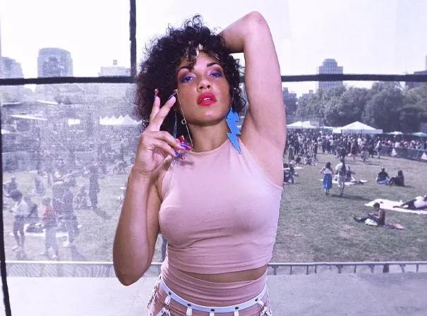 Vomit!The American female singer urinates on the face of a male fan at ...