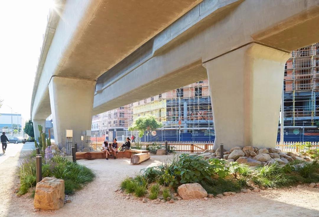 Activate the space under the bridge, doesn't it smell good? - iNEWS