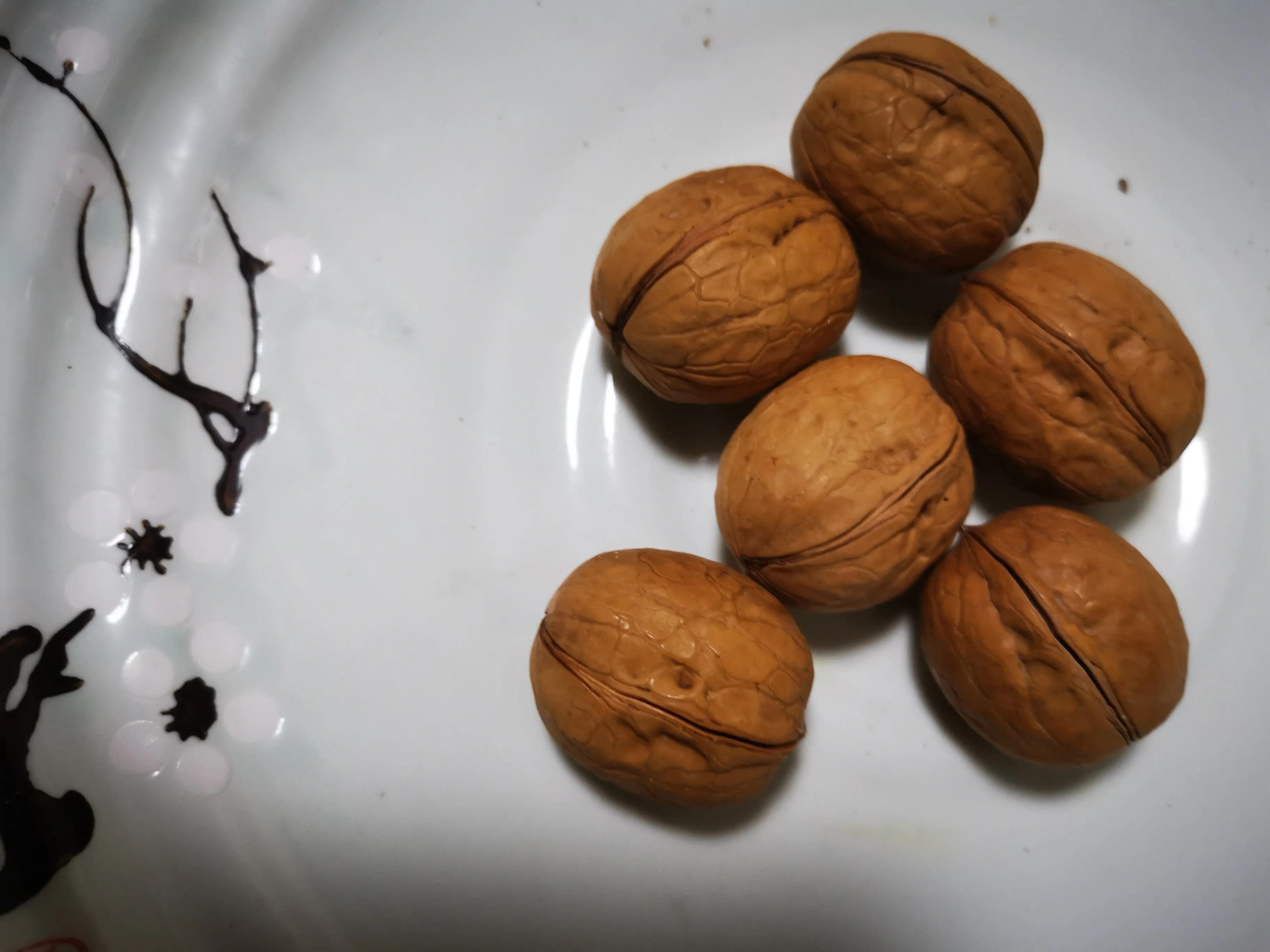 In addition to strengthening the brain, walnuts have another benefit ...