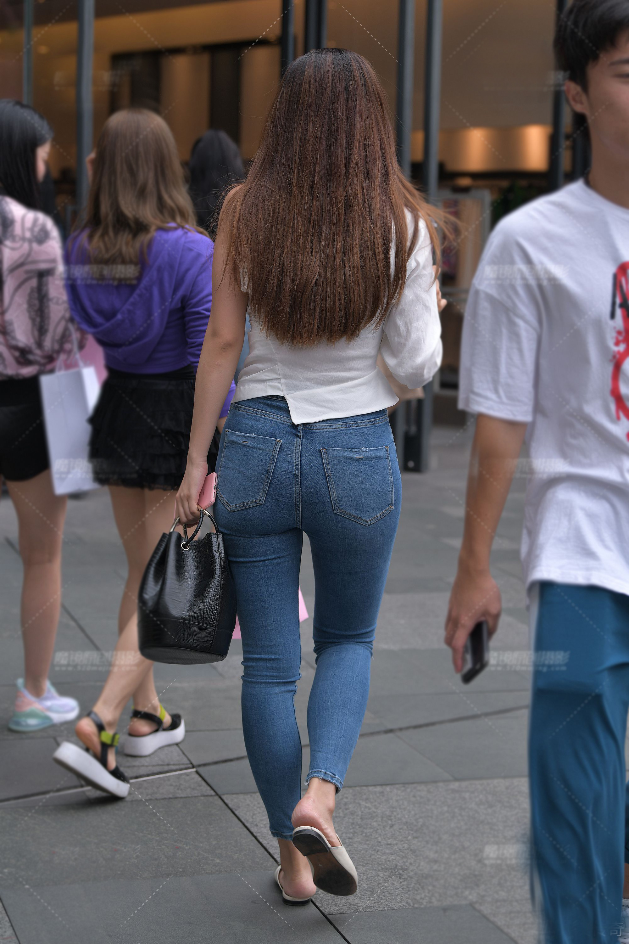 Small Girls Wearing Tight Jeans Can Also Wear A Simple And Beautiful