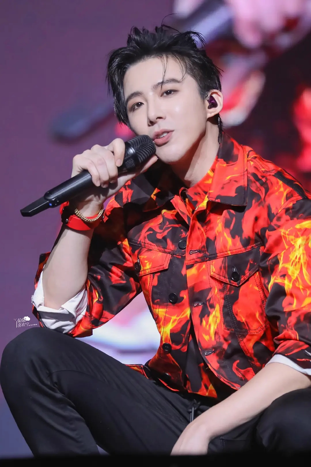 Liu Yuning smokes and shakes his legs on the set, and his expression of ...