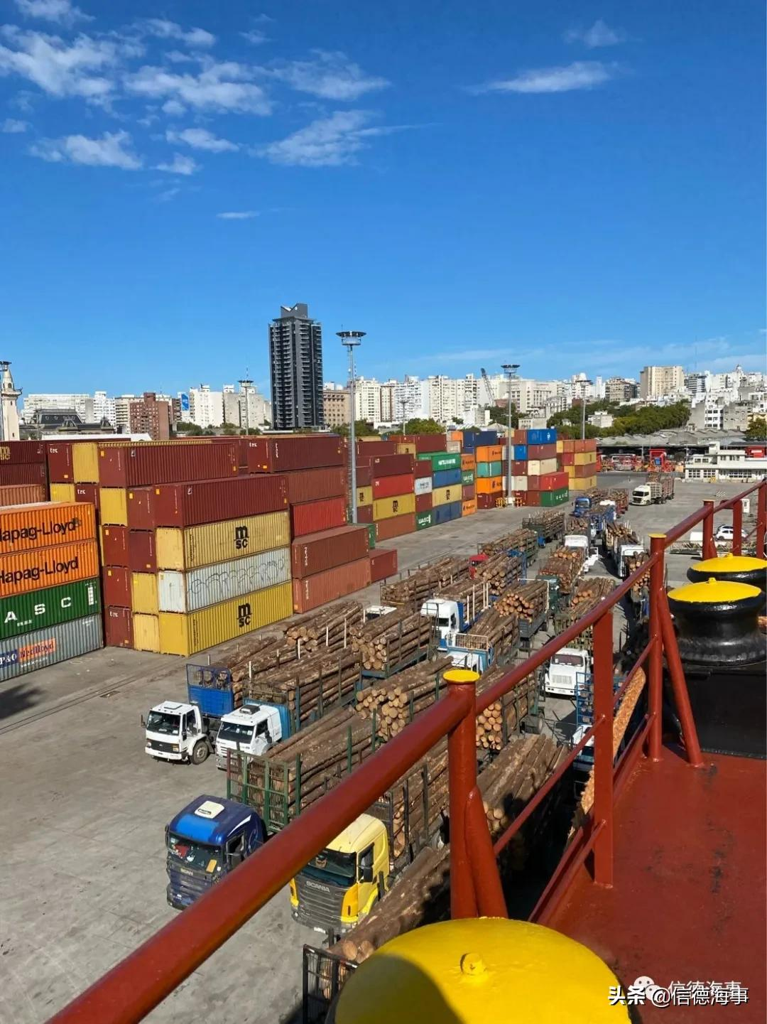 The 180,000 dwt Capesize big ship is loaded with logs, the scene ...