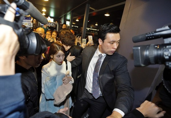 IU Li Zhien and her bodyguard "Uncle" can make up an idol drama - iNEWS