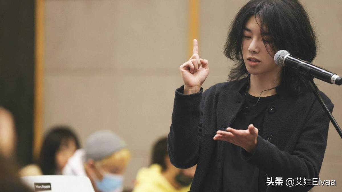 Yang Mi's visit to class Hua Chenyu's concert, wearing a black and white shirt and a navel ...