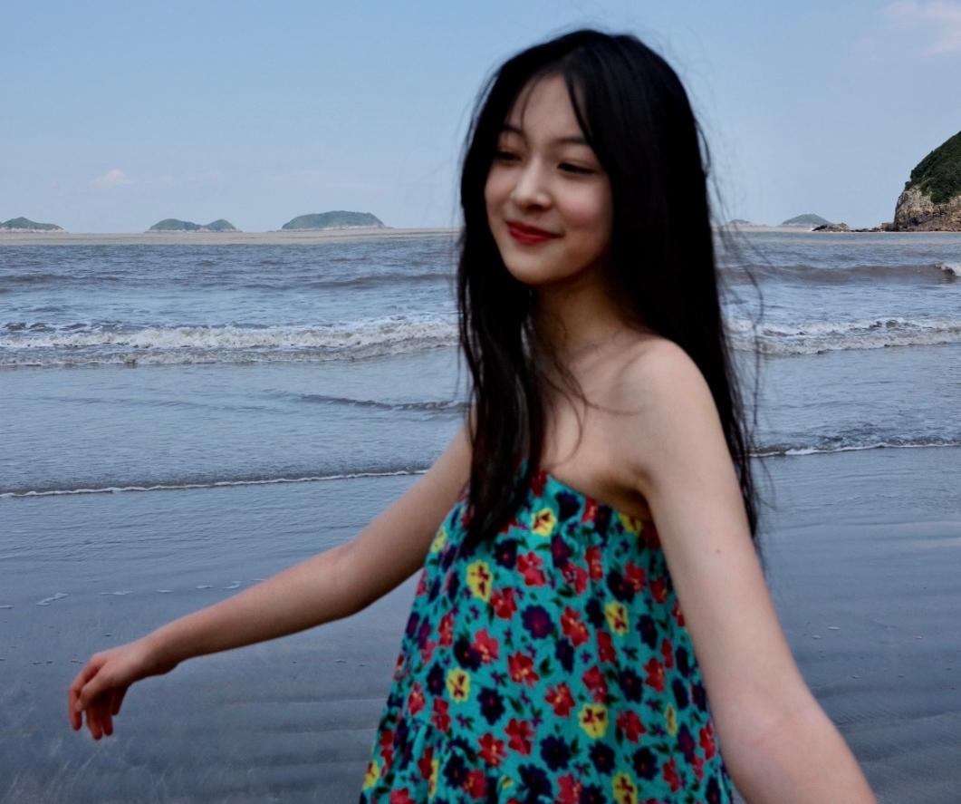 Gu Yuhan has a cool photo on the beach, wears a tube top dress and hits ...