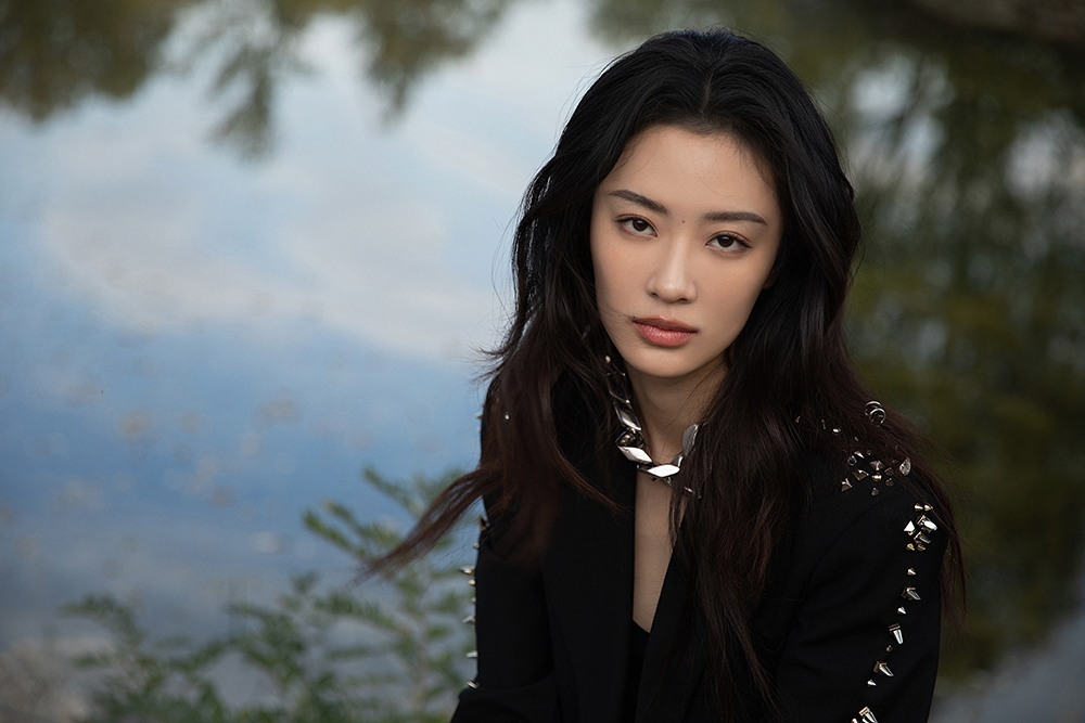 Sun Jiayu's quietness in early winter, a large metal texture ...