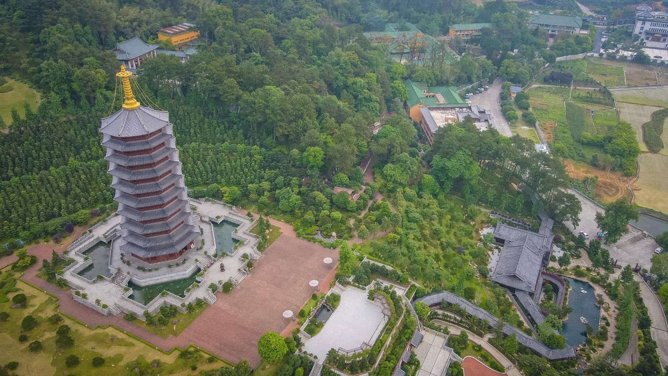 Yunmen Temple, hidden deep in the mountains, is one of the eight famous ...
